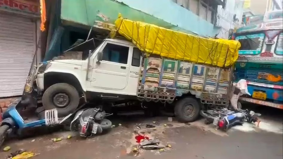 ब्रेक फेल होने से ट्रक ने एक शख्स समेत पांच बाइक को रौंदा... सामने आया ...