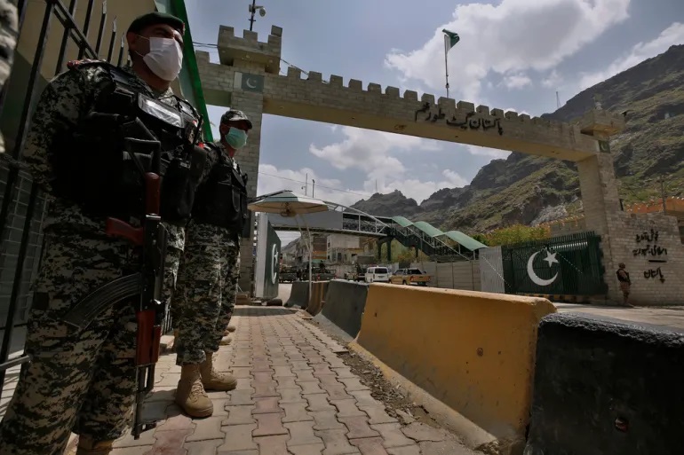 तालिबान ने पाकिस्तानी बॉर्डर क्रॉसिंग पर किया कब्जा, जंग छोड़कर भागी ...